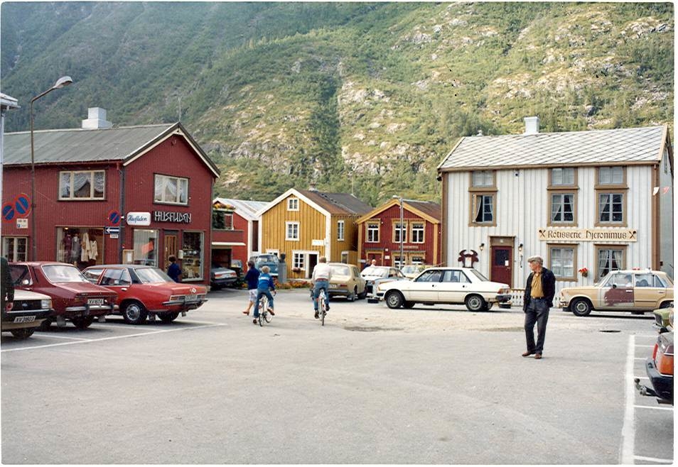 Mosjøen torv,med Sjøgata 23 og 25 i bakgrunnen. - Helgeland Museum ...