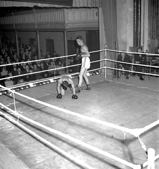 Skara. Boxning, "Golvsyning", 1940-talet. - Västergötlands museum ...