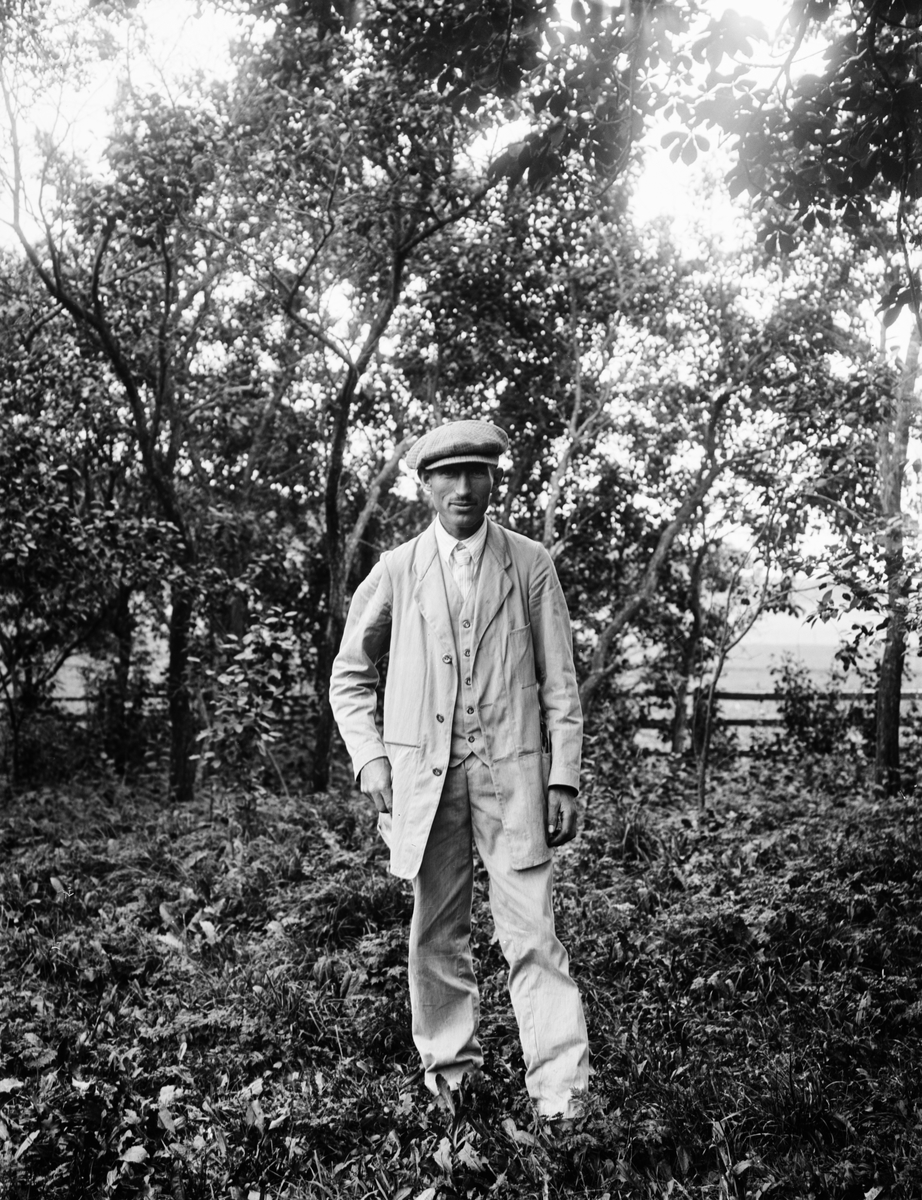 John Alinder i trädgården i Sävasta, Altuna socken, Uppland ...