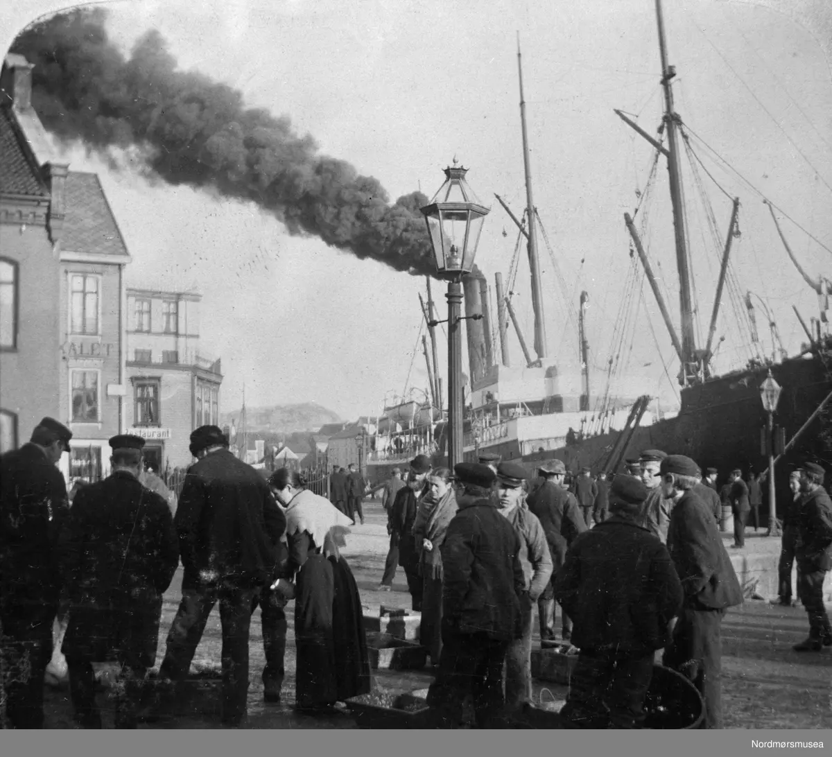stereo. dampskip med mye røyk. noe selges på fisketorget i Kristiansund ...