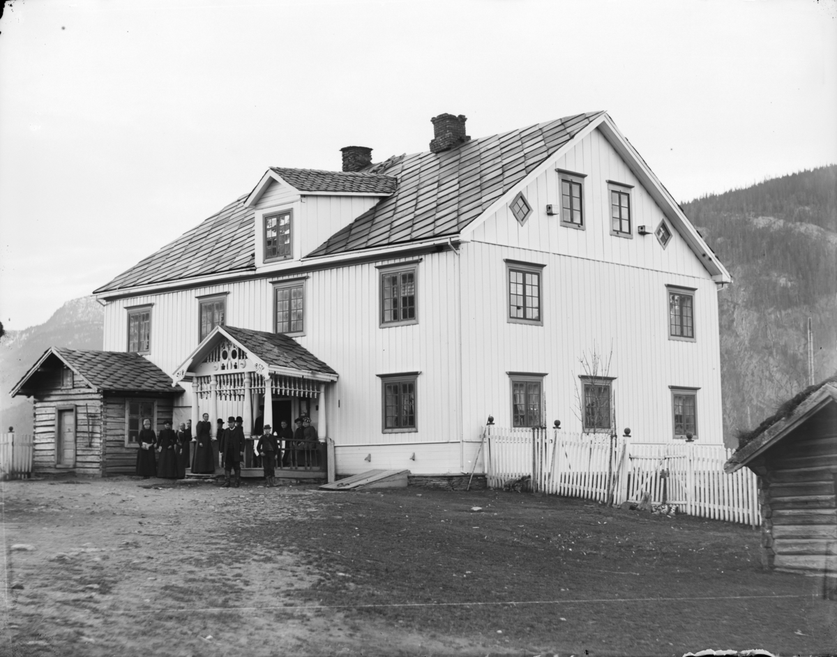 Elstad gård, overnatting og spisested. 13 personer ved overbygget ...