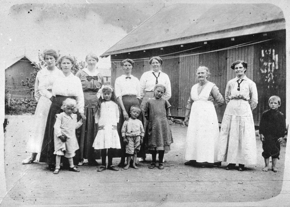 Kvinner og barn på gårdsplassen i Folgefonngata 11-13 - Kraftmuseet ...