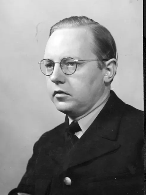 F6 Karlsborg 1945. Flygläkare av 1. graden Jakobsson. Albumet är en del ...