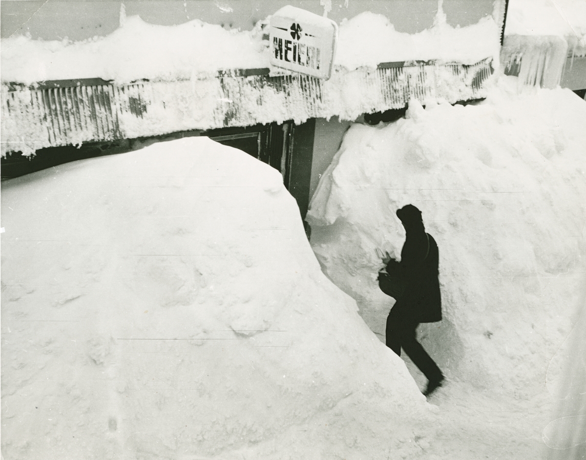 Postbud ute i ruten med levering av post. - Norges Postmuseum ...