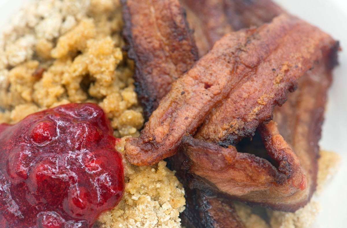 Flesk og motti med tyttebærsyltetøy. Dette er et detaljbilde fra en ...