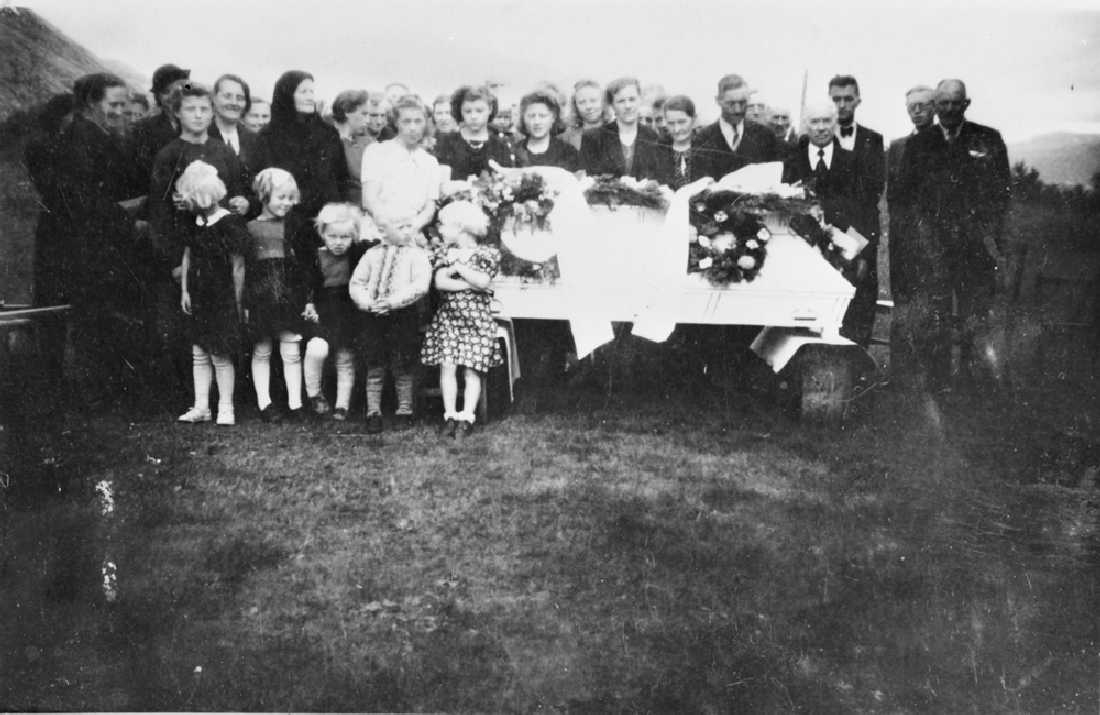 Leirfjord, Sundøy, Åkvik. Begravelsen til Mathea Andersen. Bak kista ...