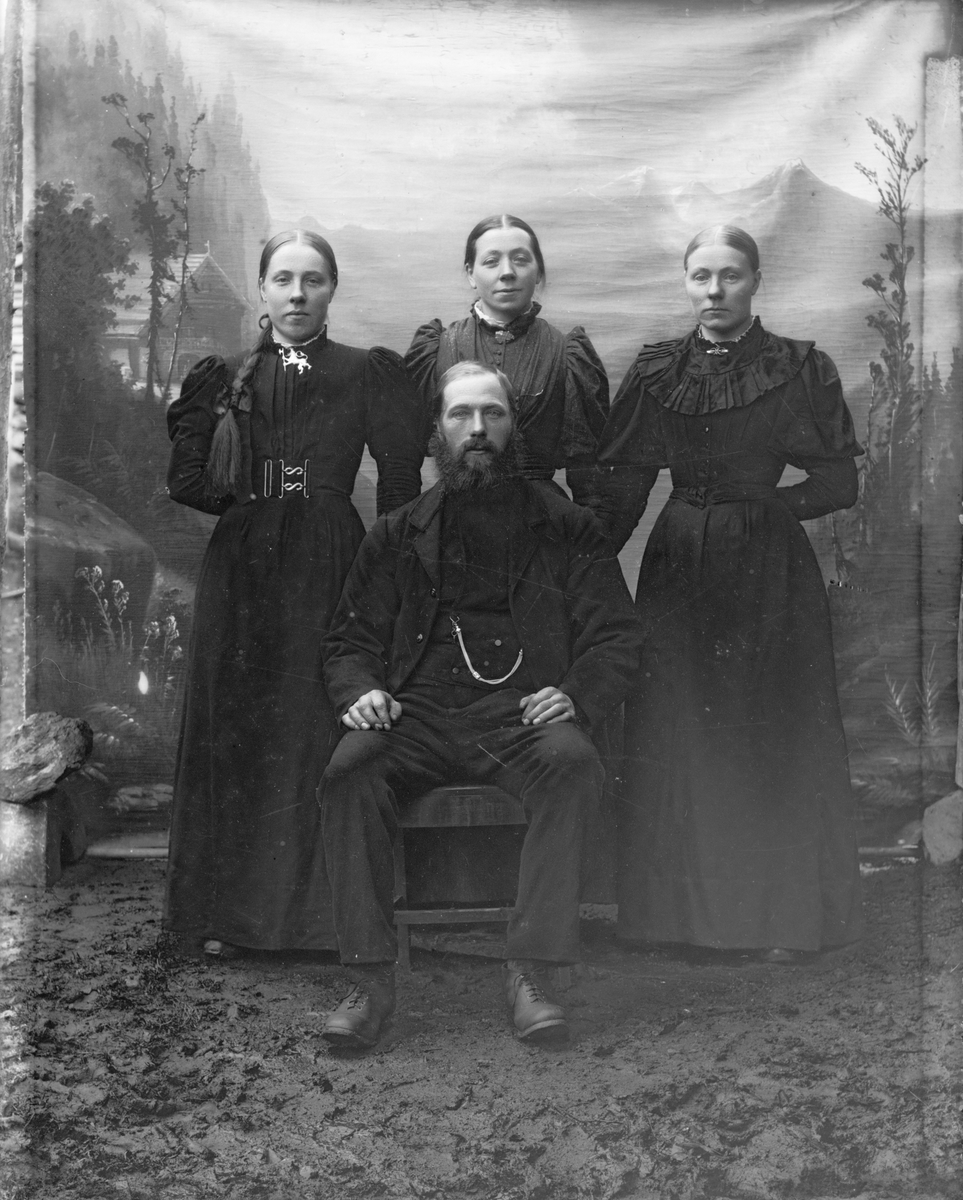 Ole Thorsen Aamot nordre f. 1867 med de tre søstrene. - Maihaugen ... Ole Thorsen Aamot nordre f. 1867 med de tre søstrene. - Maihaugen ...