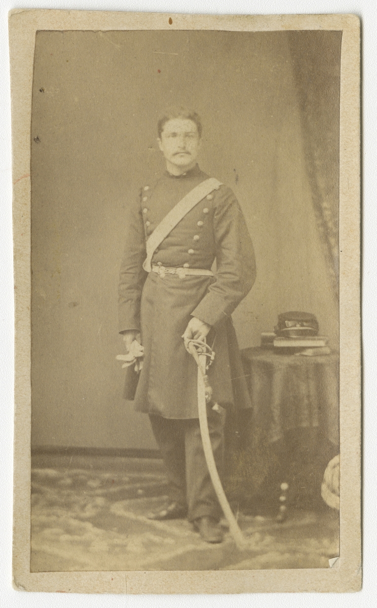 Porträtt av Eric Rudolf Eneroth, underlöjtnant vid Gotlands ...