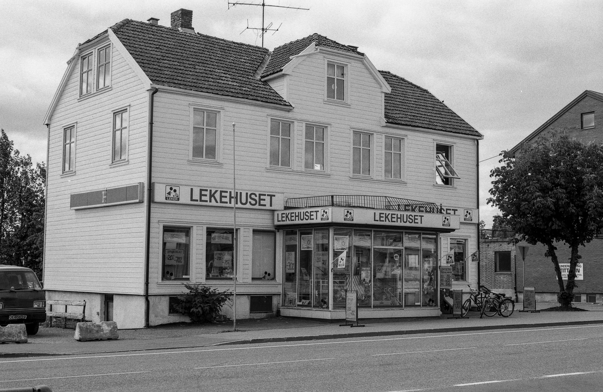 Bygninger langs Jernbaneveien i Ski sentrum. Ski bygg, Lekehuset ...