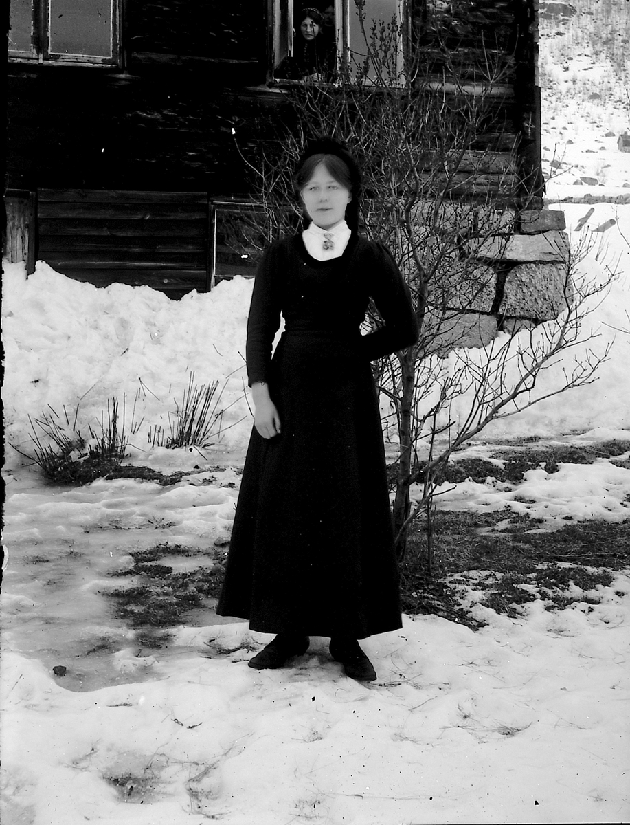 Fotoarkiv etter Aanund Olavson Edland. Portrett av Ågot Urheim ...