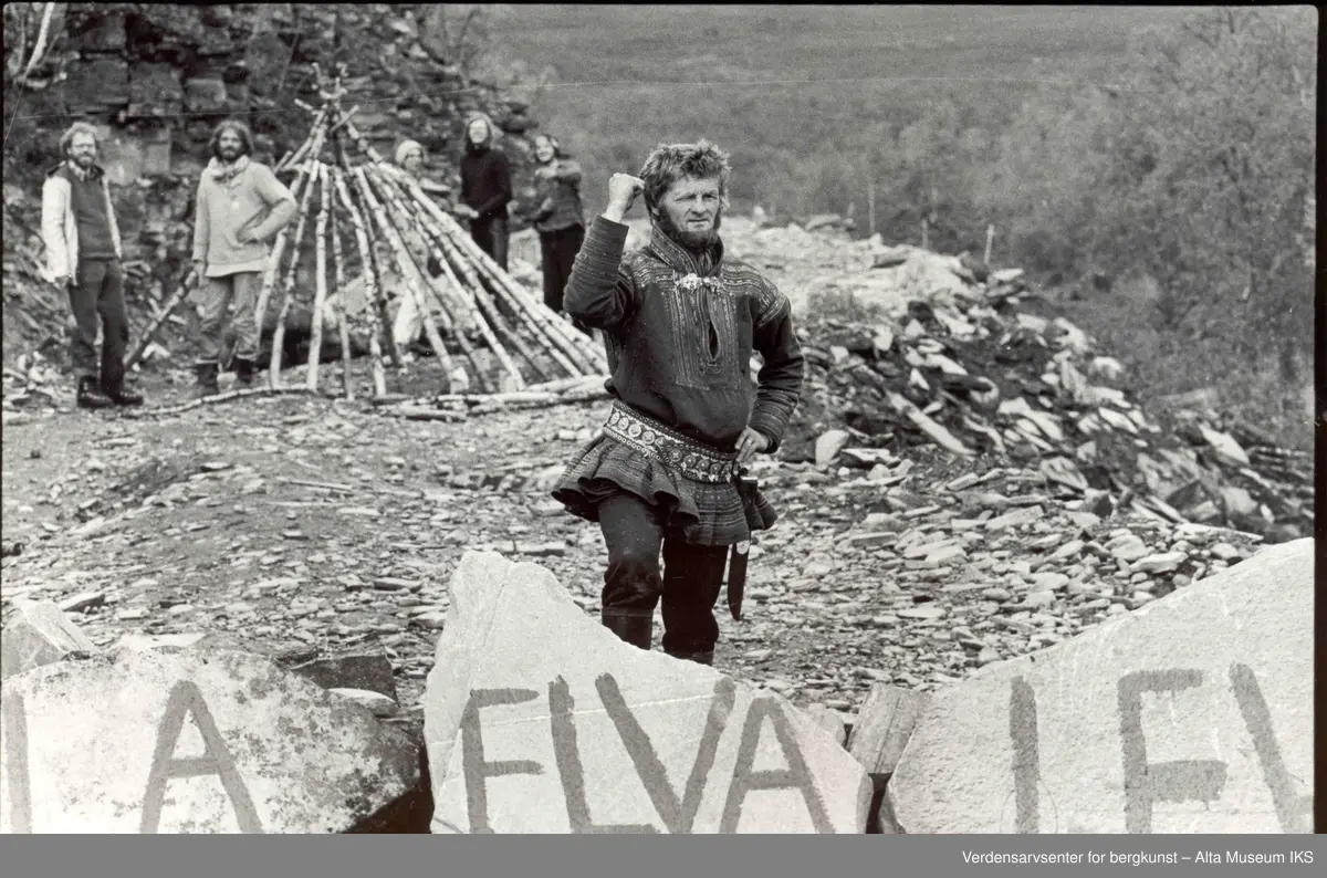 Altasaken. Demonstrant, kofte, steiner,slagord "La elva leve ...