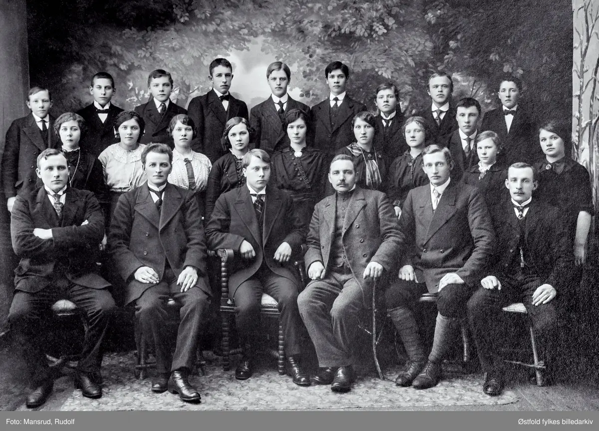 Gruppeportrett av første elevkull med lærere på fortsettelsesskolen på ...