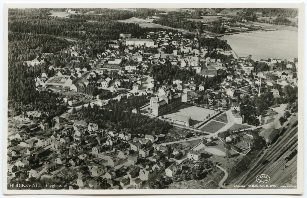 Flygfoto över Hudiksvall. - Järnvägsmuseet / DigitaltMuseum