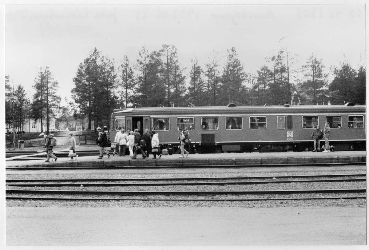Stationen öppnad 1928 med en- och enhalvvånings stationshus i trä ...