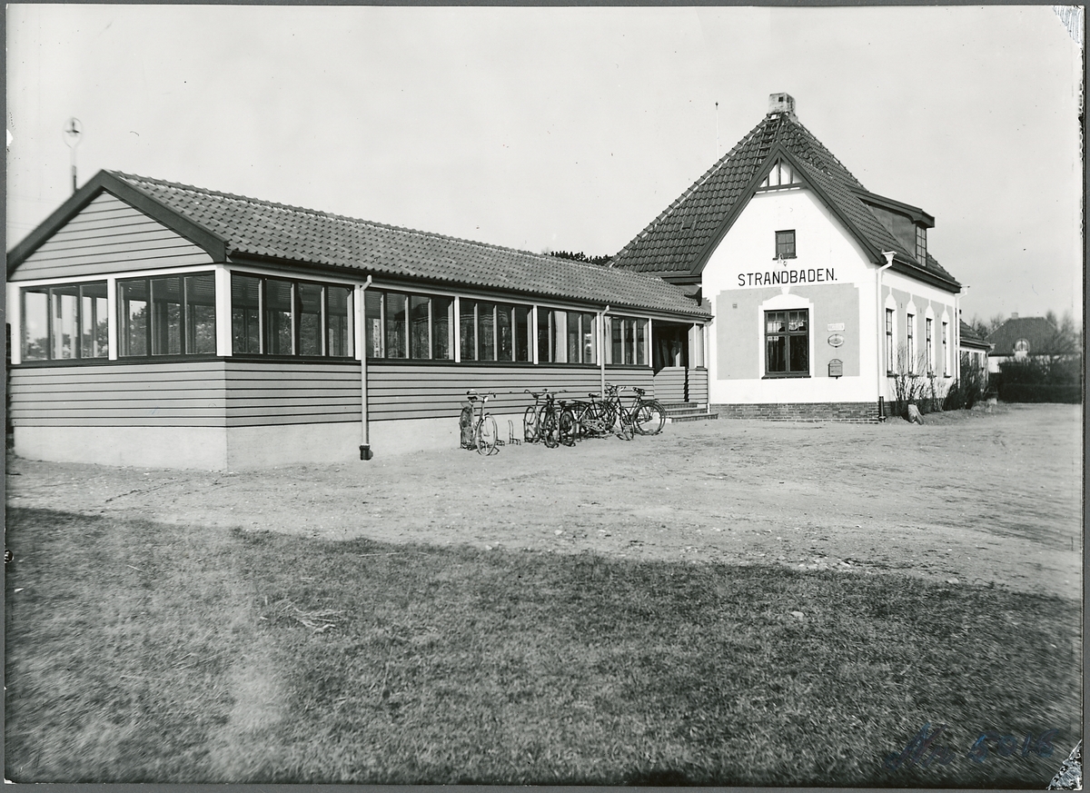 Strandbaden station med sommarvänthall. - Järnvägsmuseet / DigitaltMuseum