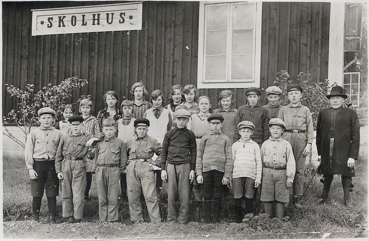 Ryggens Folkskola i Vika socken. Elever samt läraren John Sens. Sens ...