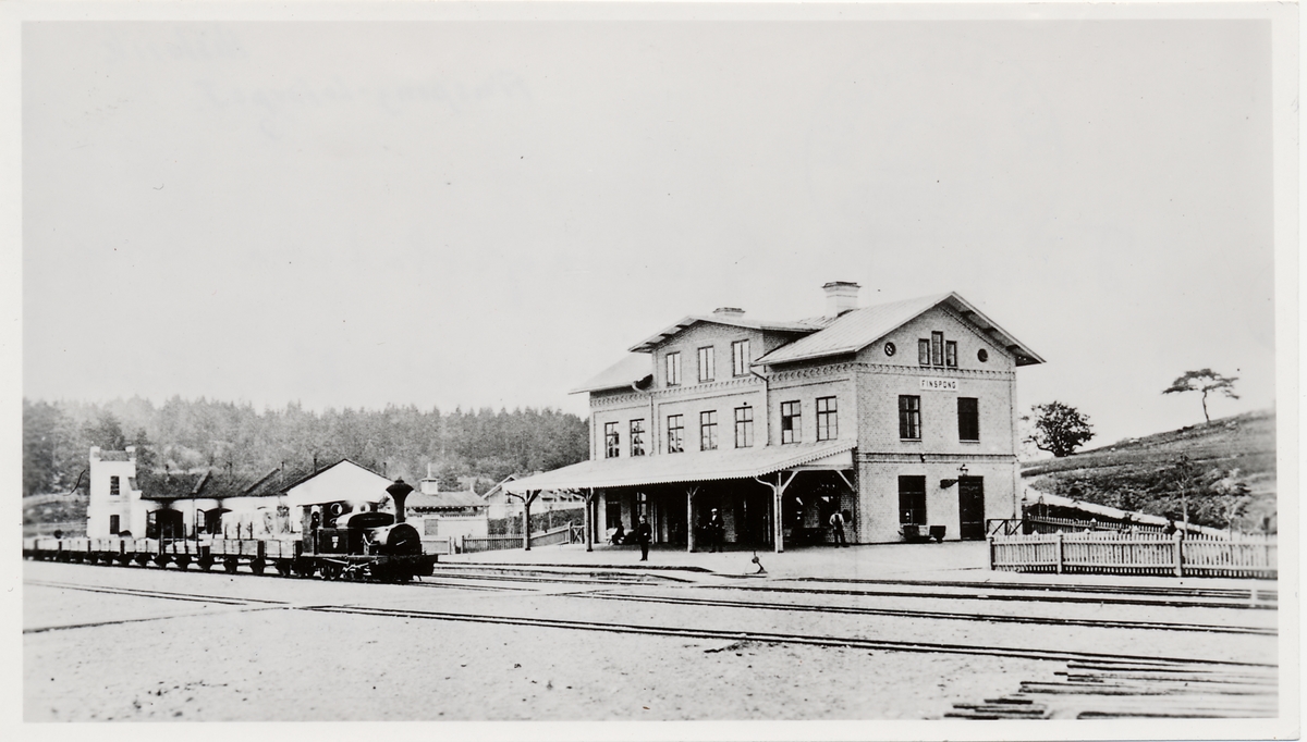Finspång station med lokomotivet Finspong Lotorps Järnväg, FgLpJ lok 1 ...