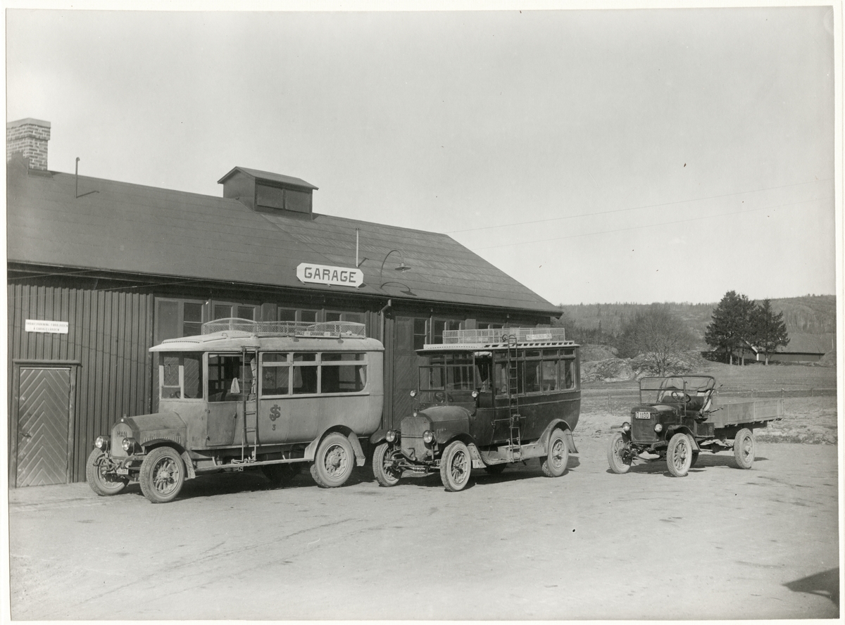 Två bussar och en lastbil utanför ett garage i Dingle. Statens ...