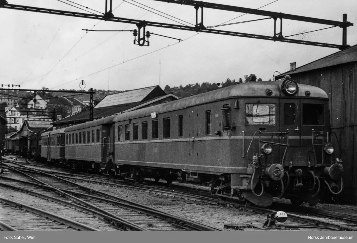 Styrevogner og en mellomvogn for elektriske motorvognsett type 68A og ...