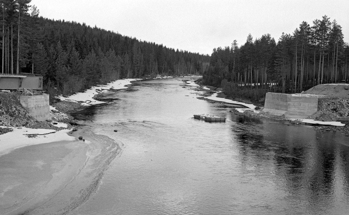 Østre Flisbro under bygging 1961. Elva Flisa. Østre Flisa bru ...