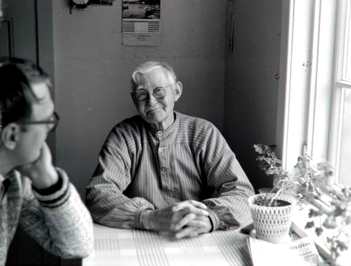 Hellerud østre, Furnes, gnr.240. Ragnar Pedersen i samtale med ? - Anno ...