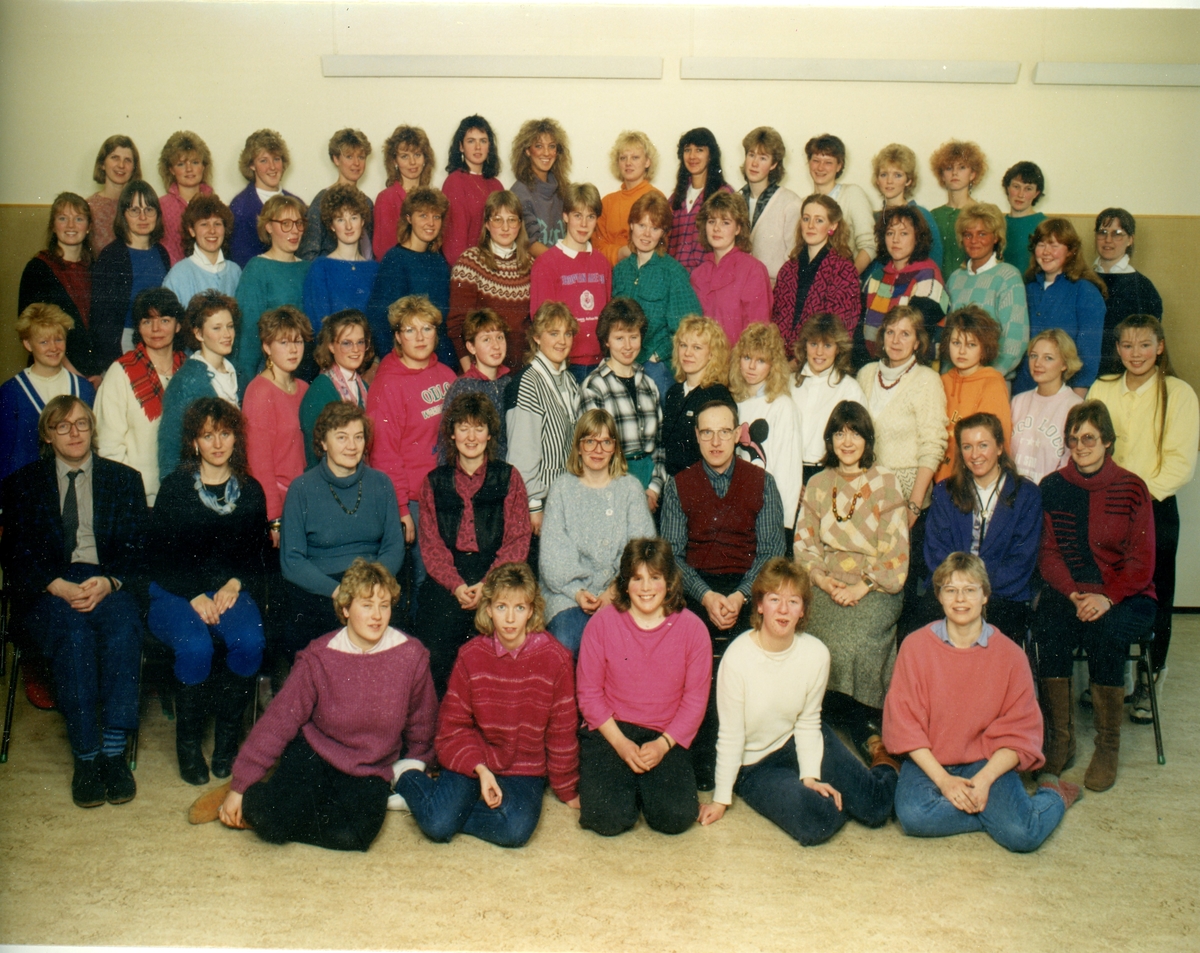 Buskerud husflidsskole 1985/86. 1. rekkje frå v.: Torunn Båsen, Beate ...