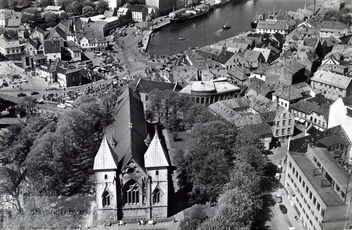 Flyfoto av Domkirken og Vågen - Stavanger byarkiv / DigitaltMuseum