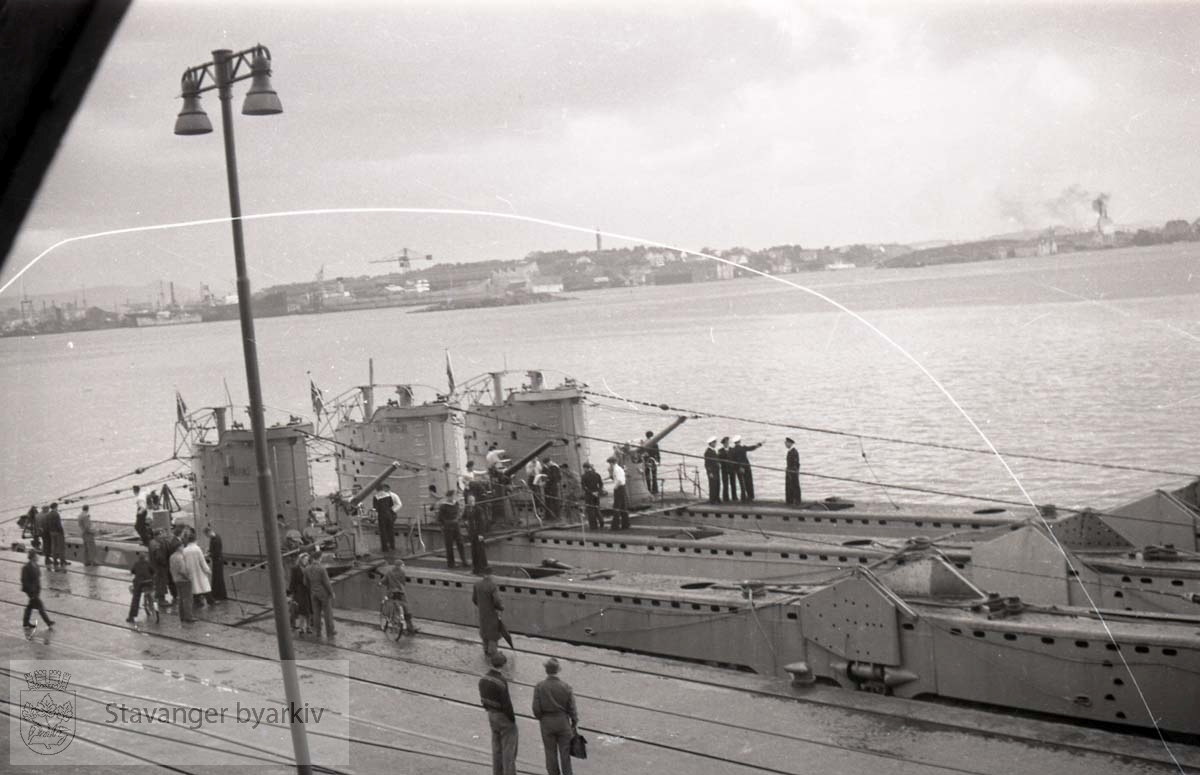 3 ubåter fotografert på Strandkaien - Stavanger byarkiv / DigitaltMuseum