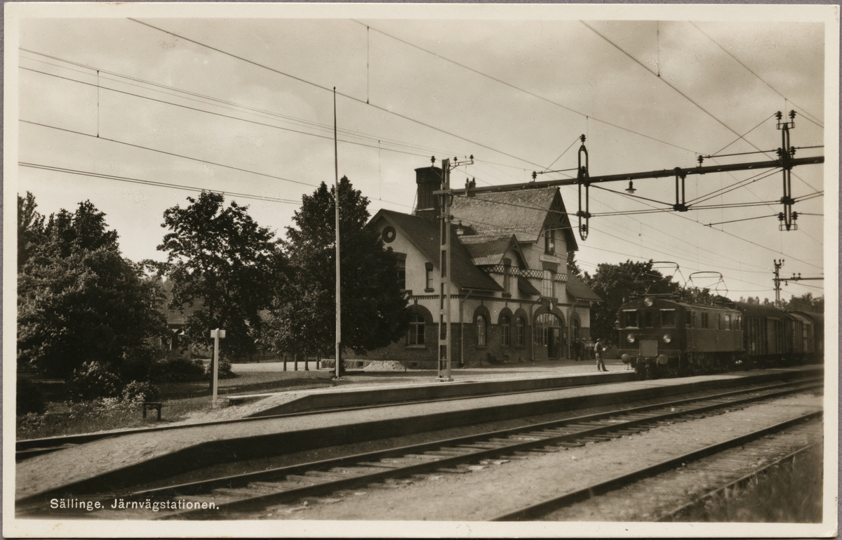 Spårsida av station med vy på perrong och stationshus. - Järnvägsmuseet ...