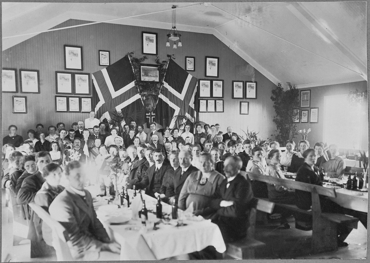 Jubileumsmiddagen på meierisalen på Ørlandets Meieri. Ørland. - Museet ...