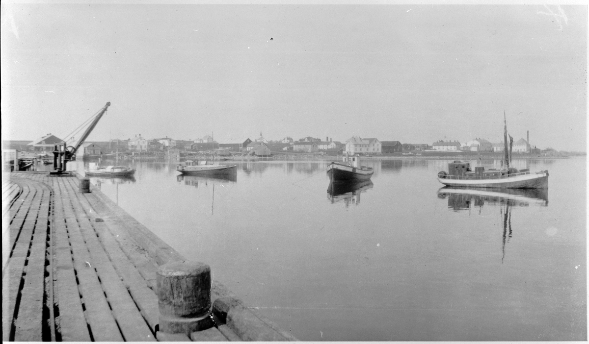 Brekstad, med glimt av Brekstadkaia i forgrunnen, Ørlandet. - Museet ...