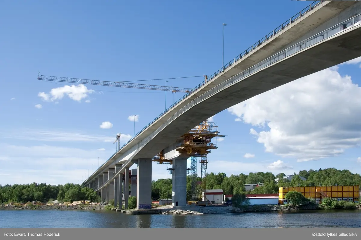 Utvidelse i 2007 av Sandesund bru i Sarpsborg, til fire-feltsvei E6 ...