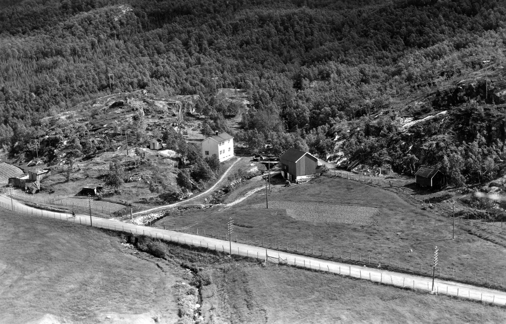 Gjesvik. Magnus Simonsens gård. Dette huset er et svenskhus. Det ...