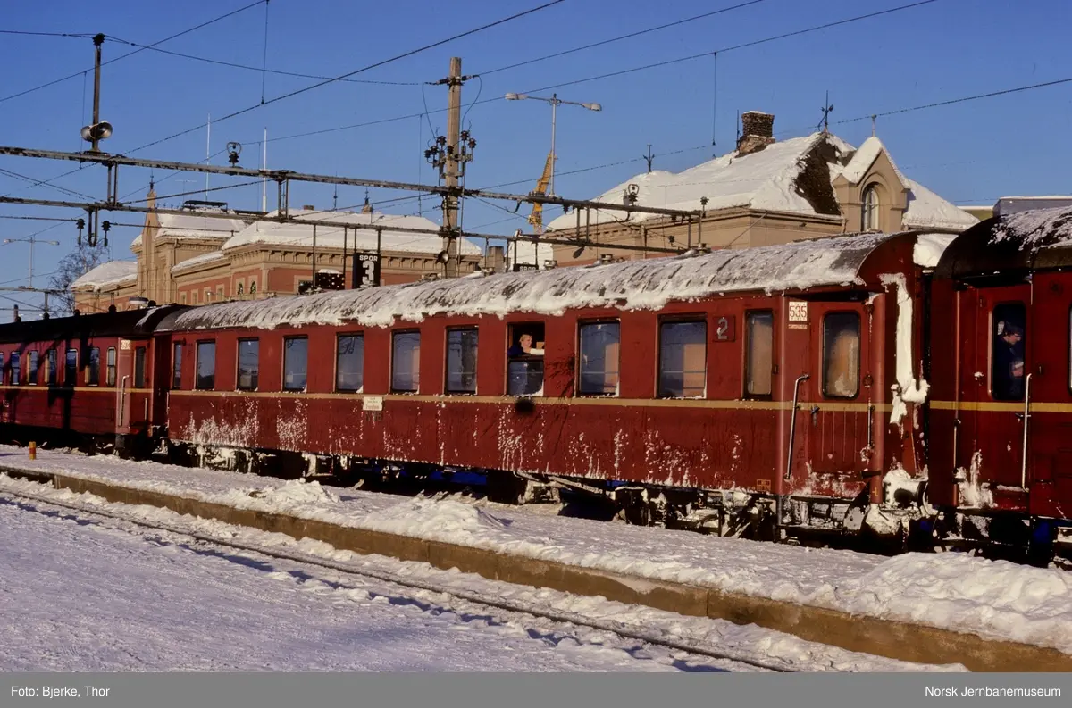 Personvogn litra B10 nr. 24101 i tog 301 på Hamar stasjon - Norsk ...