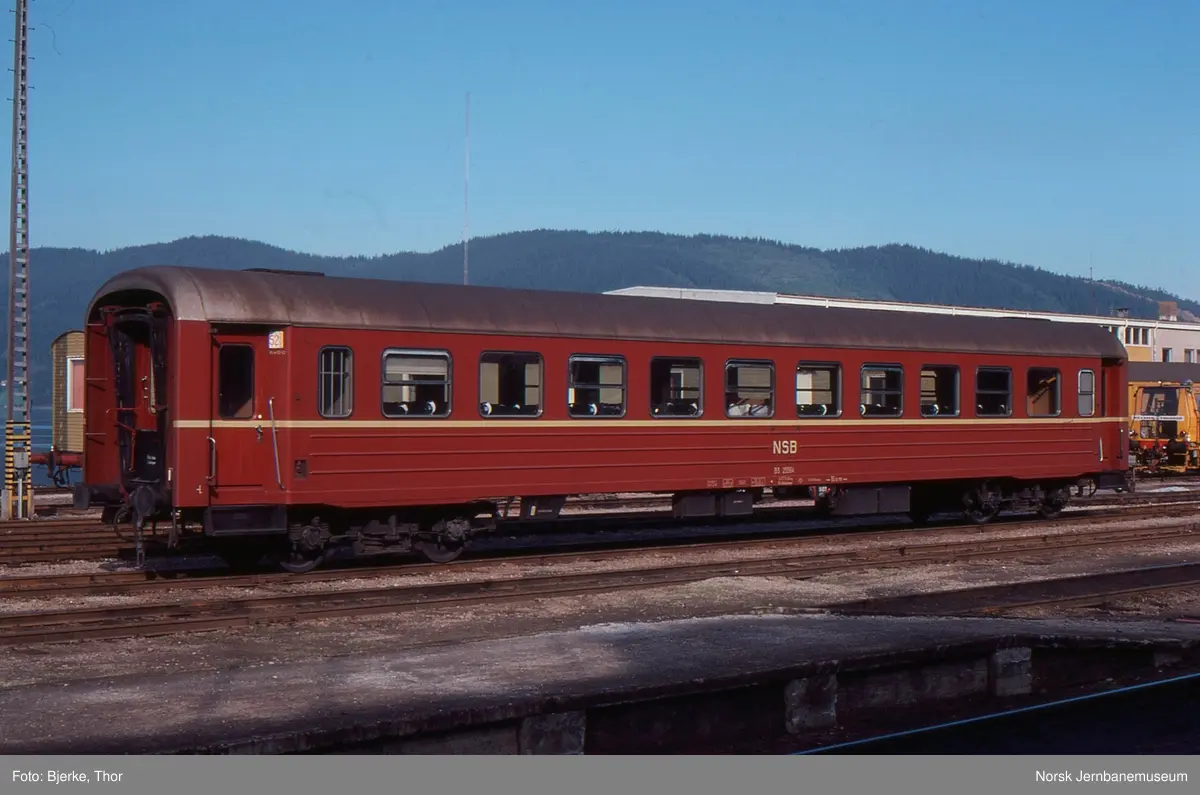 Personvogn litra B3 nr. 25664 på Mo i Rana stasjon - Norsk ...