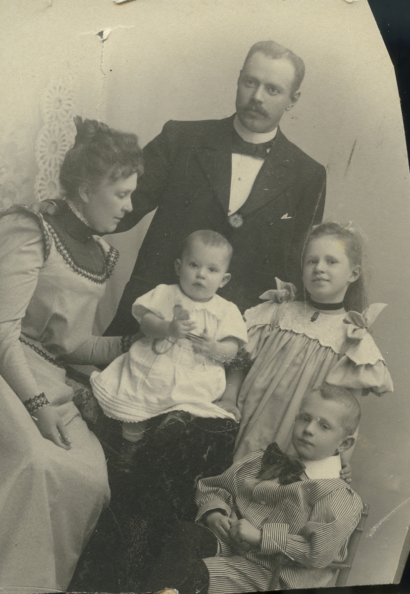 Emil och fru Engwall. f. Gyllenhammar. Barnen Yngve, Kerstin och Per ...