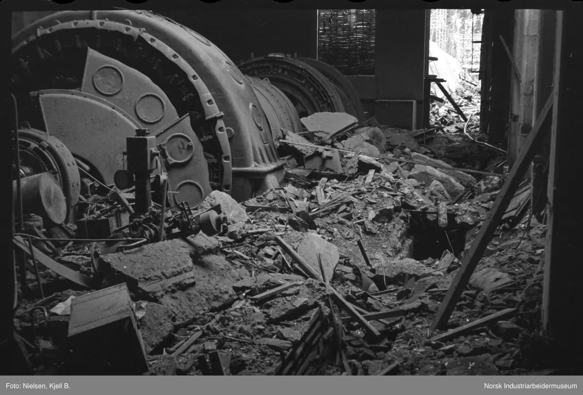 Innvendige ødeleggelser i reservekraftstasjonen på Vemork kraftstasjon ...