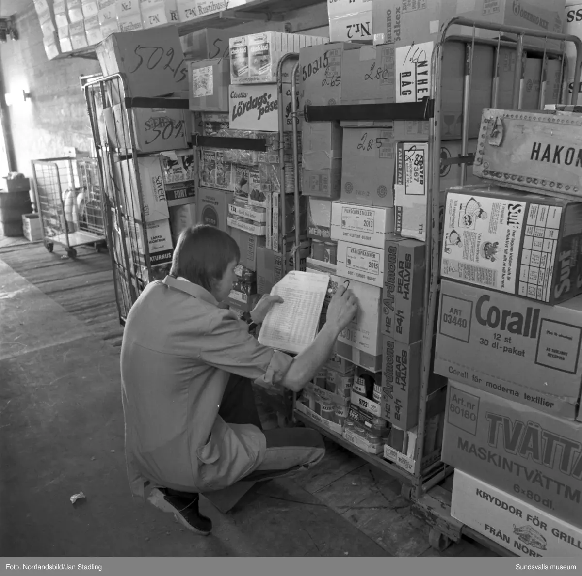 Eko Livs på Bergsgatan, lagerarbete. - Sundsvalls museum / DigitaltMuseum
