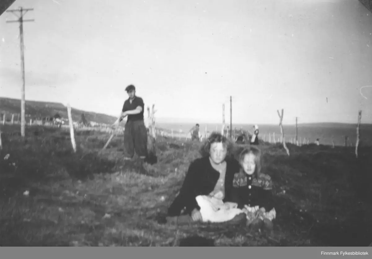 Flere personer fotografert på et jorde i Karlebotn i Nesseby. Sigrid ...
