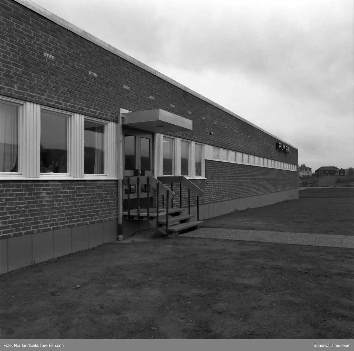 Plyfa-fabriken i Hassela, exteriör- och interiörbilder från ...