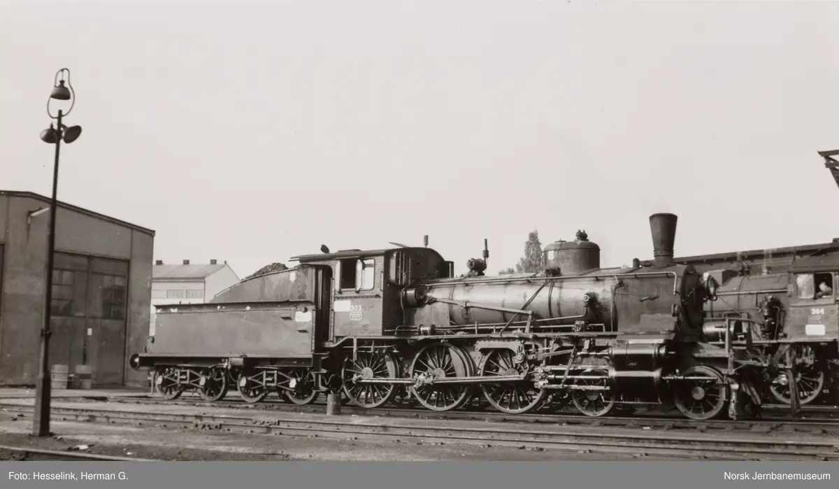 Damplokomotiv type 27a nr. 303 ved lokomotivstallen på Hamar stasjon ...