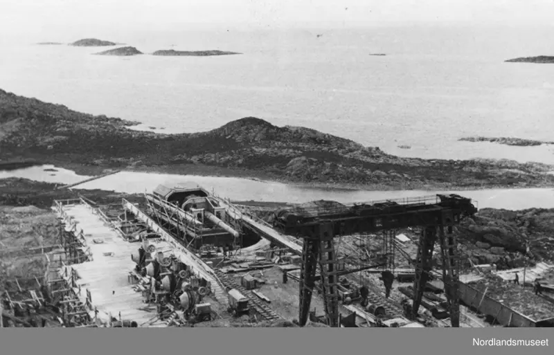 Kanonbunker Nr. 2 (museumsbunker) i byggefasen. Adolfkanonen på plass ...