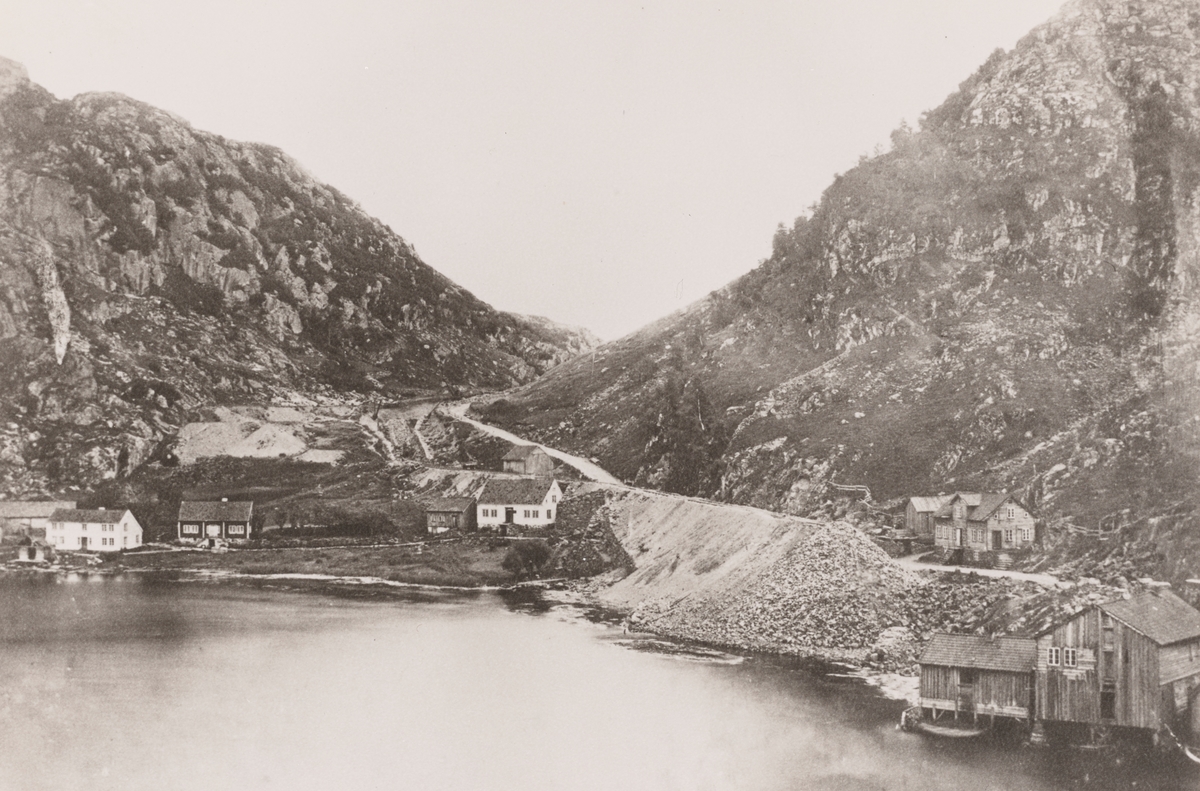 Blåfjellbanen under bygging, her ved gården Volden innenfor Rekefjord ...
