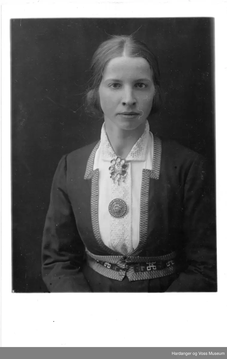 Portrett, kvinne i bunad - Hardanger og Voss Museum / DigitaltMuseum
