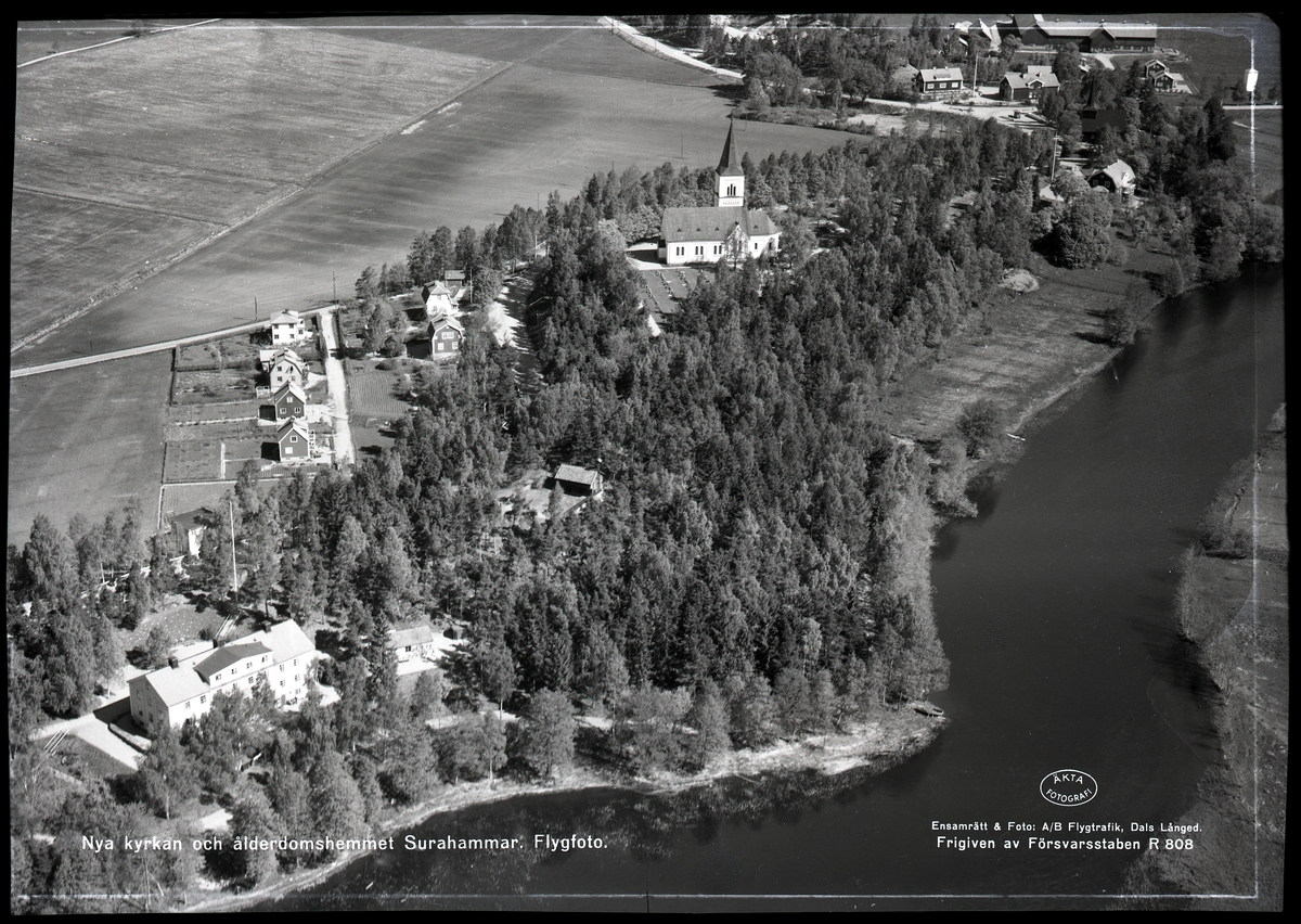 Flygfoto över Sura nya kyrkan och ålderdomshemmet, Surahammar ...