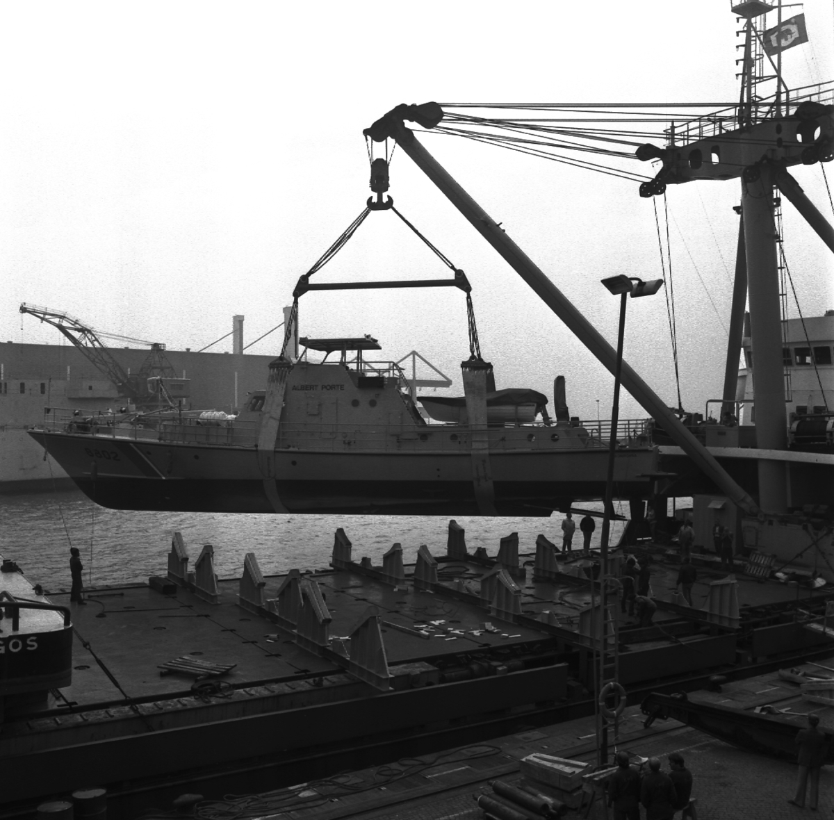 CG 27 Lyft av CG 27 till lastfartyg - Marinmuseum / DigitaltMuseum