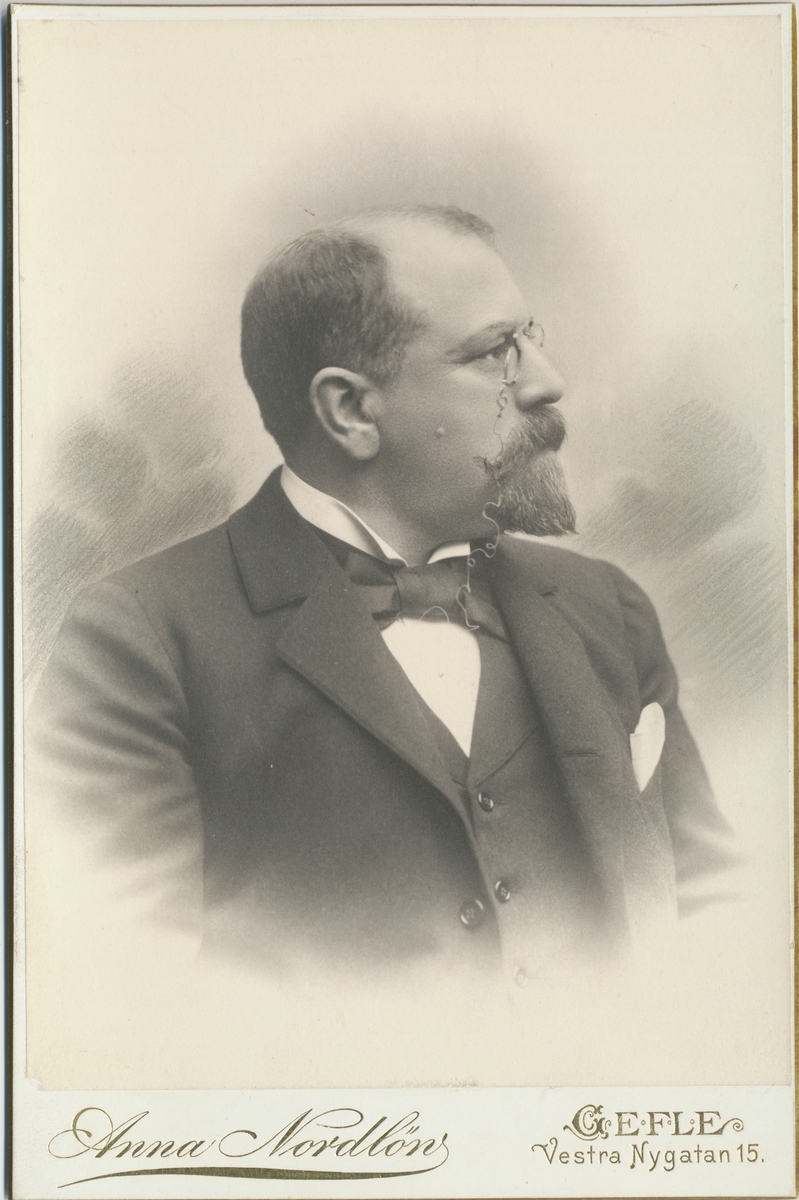 John Rettig, ägare av Rettigs tobaksfabrik i Gävle. Gift med Antonie ...