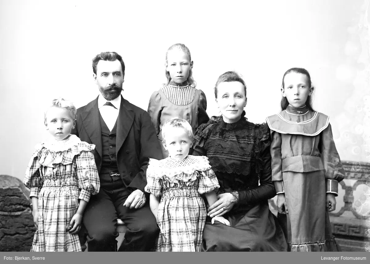 Gruppebilde av mann og kvinne med barn. - Levanger Fotomuseum ... Gruppebilde av mann og kvinne med barn. - Levanger Fotomuseum ...