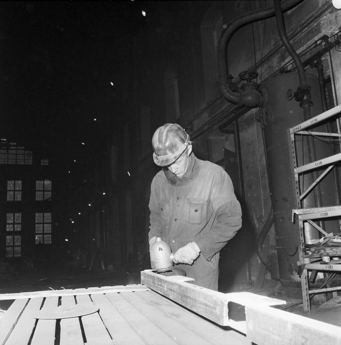 Skyddsglasögon, skyddskor och hjälm. Varvet runt - Marinmuseum ...