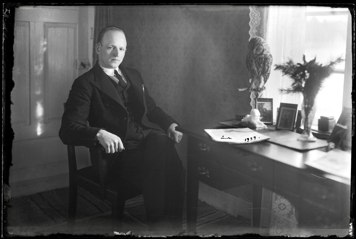 Man vid skrivbord - Västergötlands museum / DigitaltMuseum